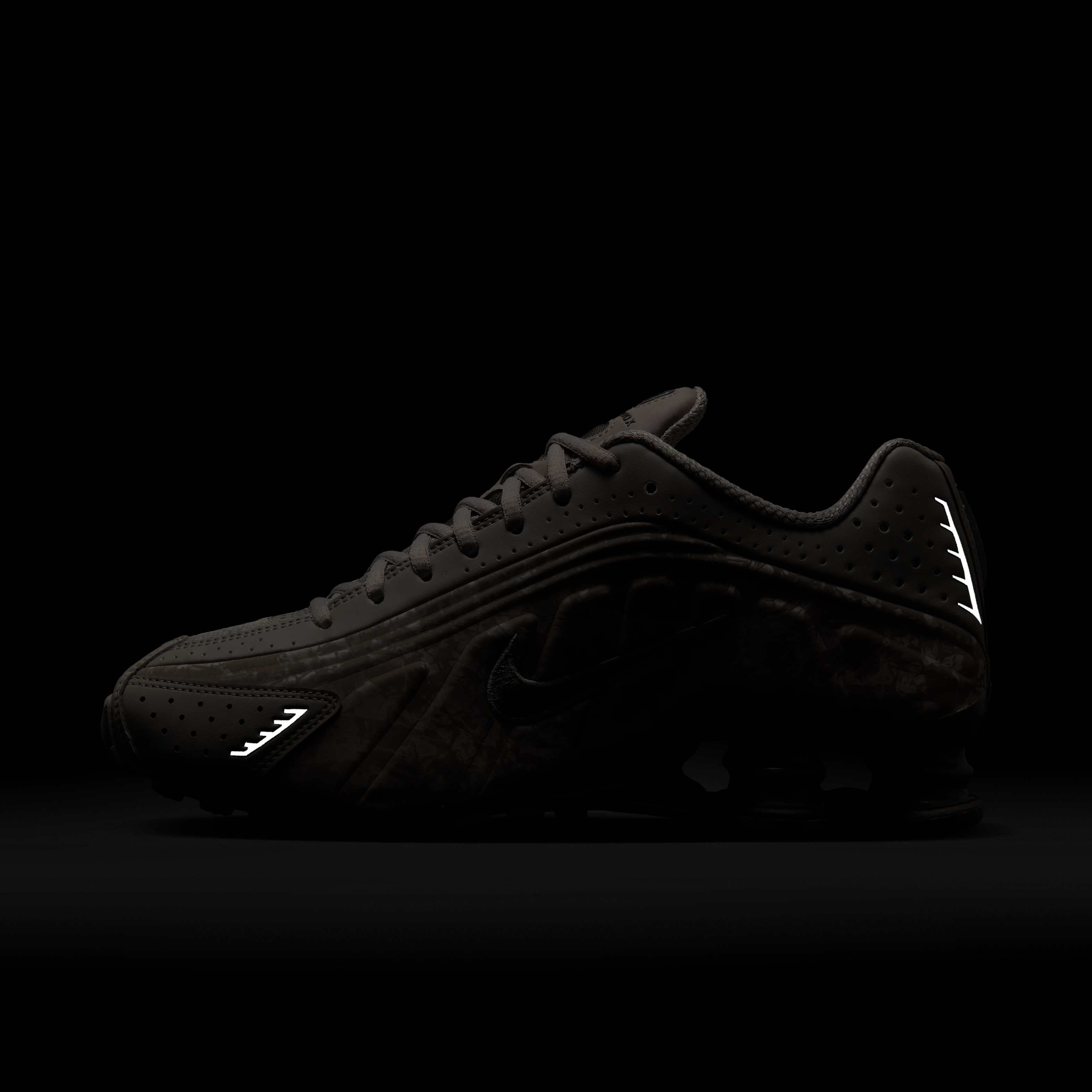 Buy Nike Shox R4 Women's Shoes - College Grey/Flat Pewter | Nike Kuwait ...