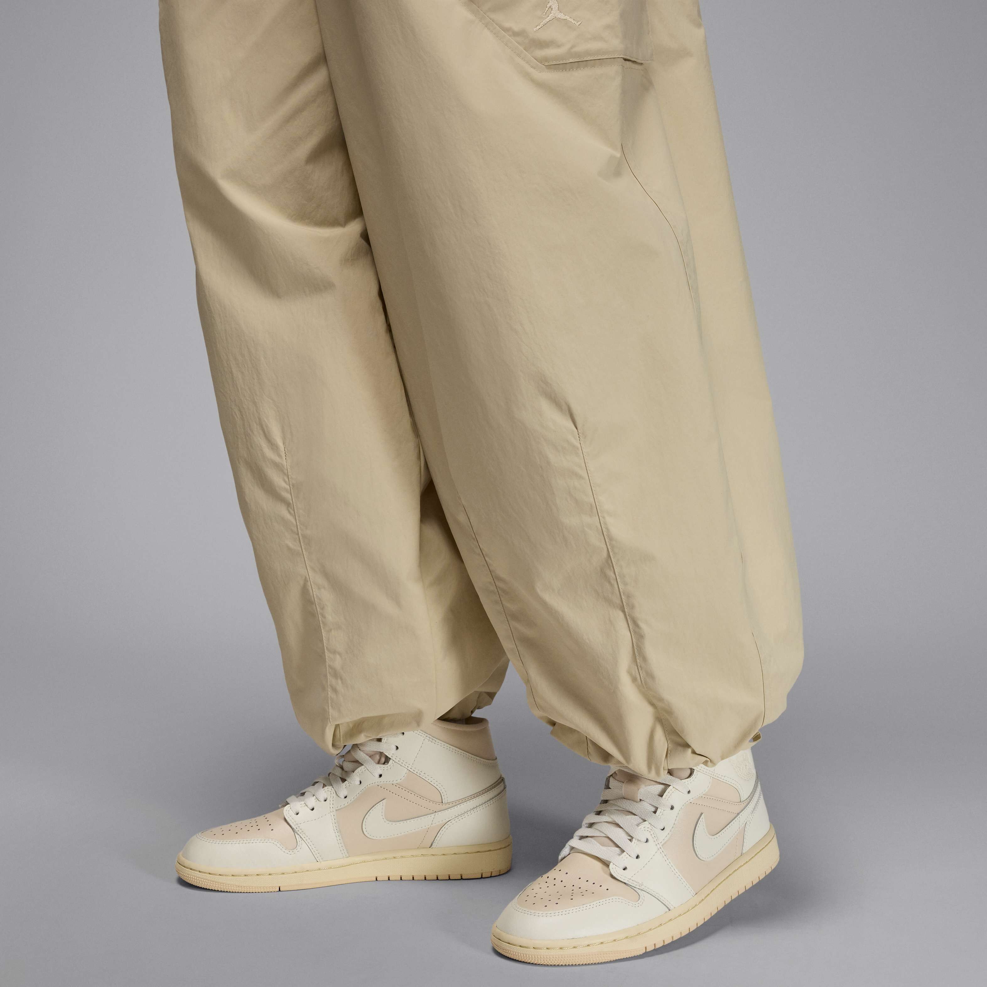 Buy Jordan Flight Chicago Women's Parachute Pants - Rattan | Nike ...